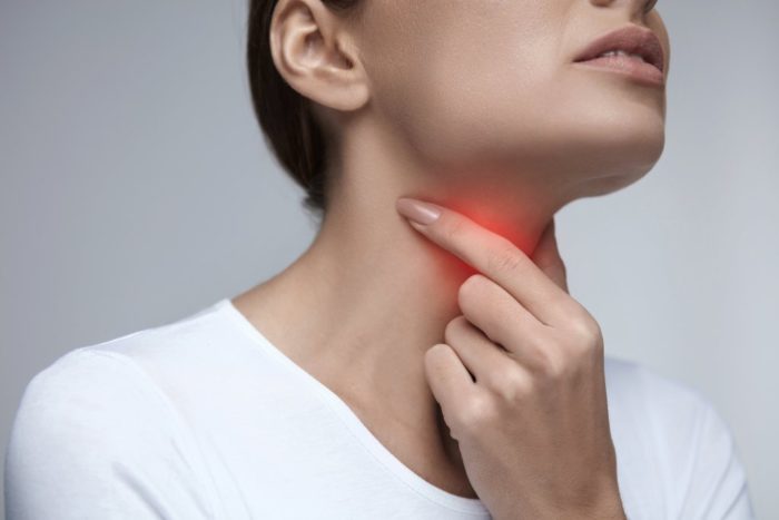 Radang Amandel: Gejala, Penyebab, Diagnosis, & Pengobatan