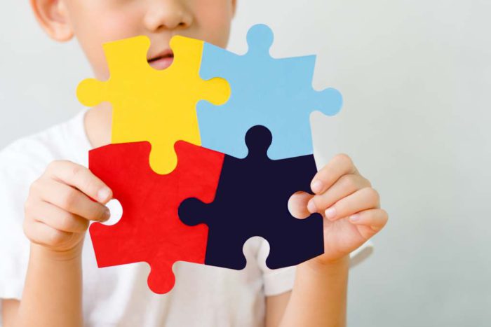10 Jenis Terapi Anak Autis (Aman dan Efektif) - DokterSehat
