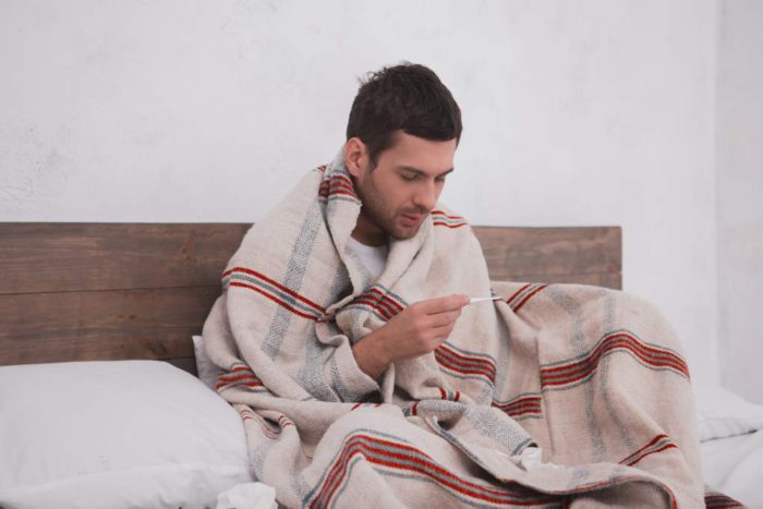 Demam: Penyebab, Gejala, Diagnosis, & Cara Mengobati