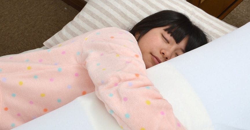 Manfaat Tidak Terduga Tidur Dengan Memeluk Guling - DokterSehat