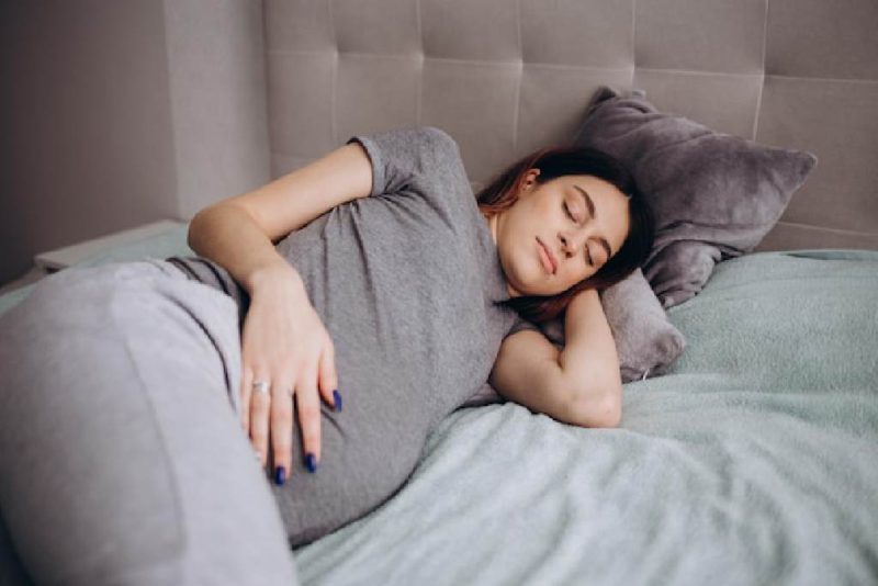 Mengapa Ibu Hamil Tidak Dianjurkan Tidur Terlentang?