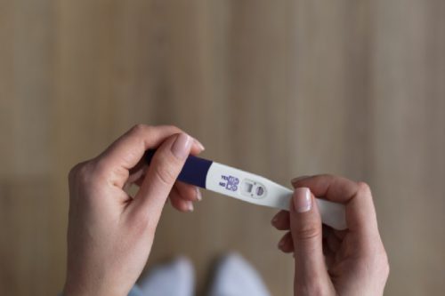Hasil Test Pack Positif Tapi Tidak Hamil, Apa Sebabnya? - DokterSehat