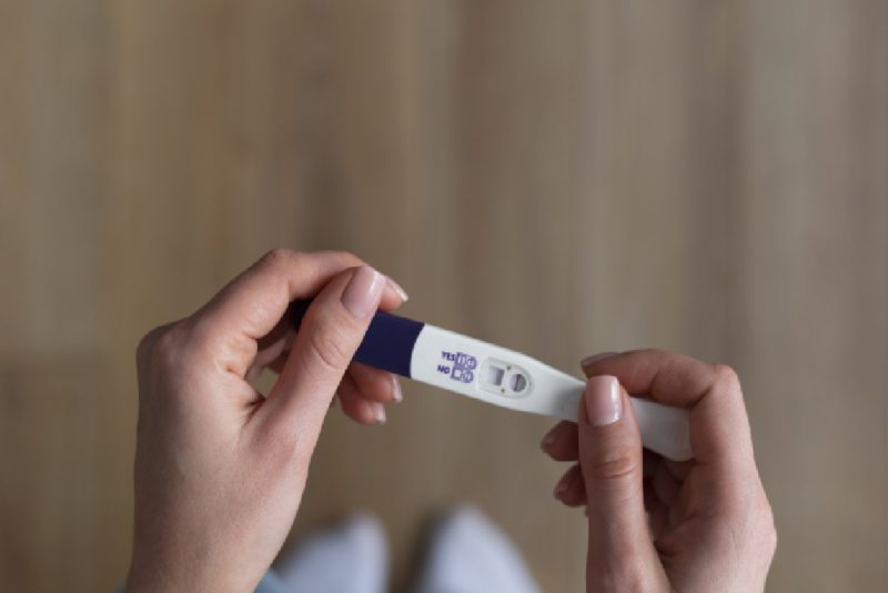 Hasil Test Pack Positif Tapi Tidak Hamil, Apa Sebabnya? - DokterSehat
