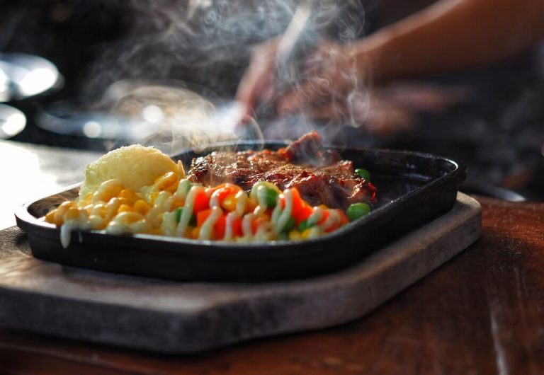 Jangan Langsung Makan Makanan Panas