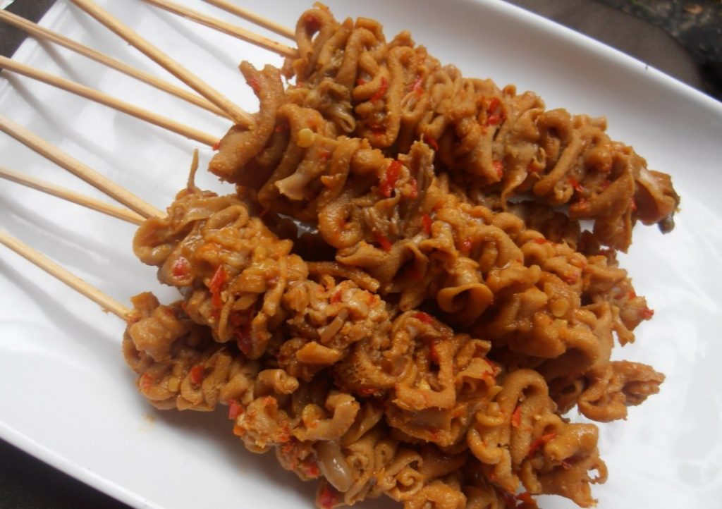 Suka Makan Sate Usus? Waspadai Dampak Ini