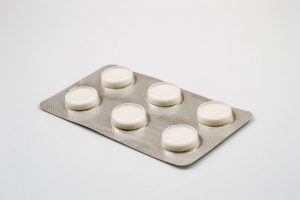 Colchicine - Manfaat, Dosis, & Efek Samping