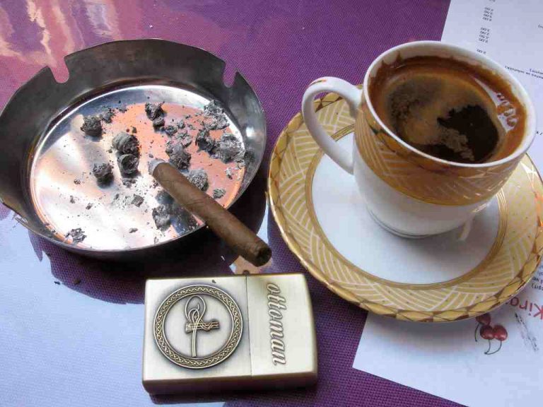 Begini Bahaya Kebiasaan Minum Kopi Sambil Merokok - cari keringet