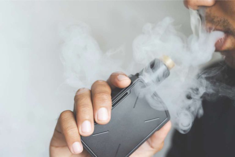 7 Bahaya Vape bagi Kesehatan yang Perlu Anda Waspadai - DokterSehat