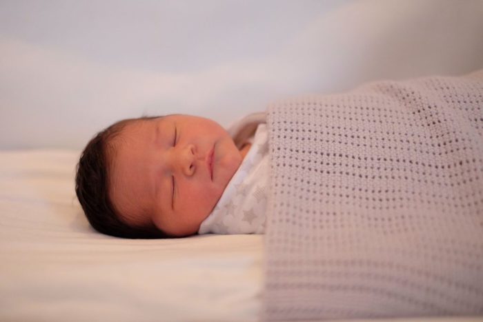 7 Cara Bedong Bayi yang Benar & Aman (Tutorial) - DokterSehat