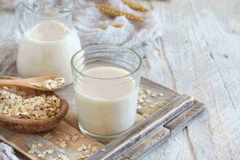 10 Manfaat Oat Milk (Susu Gandum), Nutrisi, & Cara Membuatnya