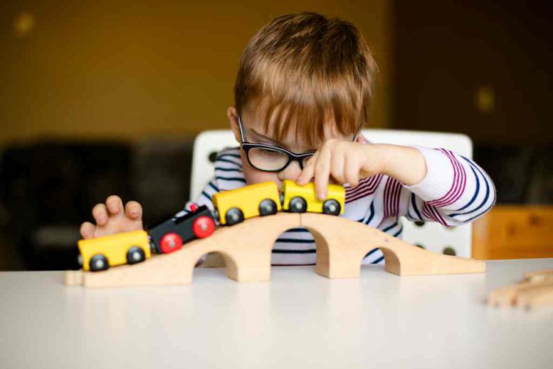 Savant Syndrome: Penyebab, Penanganan, & Kaitannya dengan Autisme