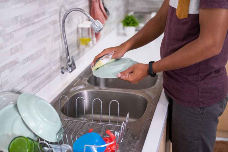 5 Manfaat Cuci Piring yang Sayang untuk Dilewatkan - DokterSehat