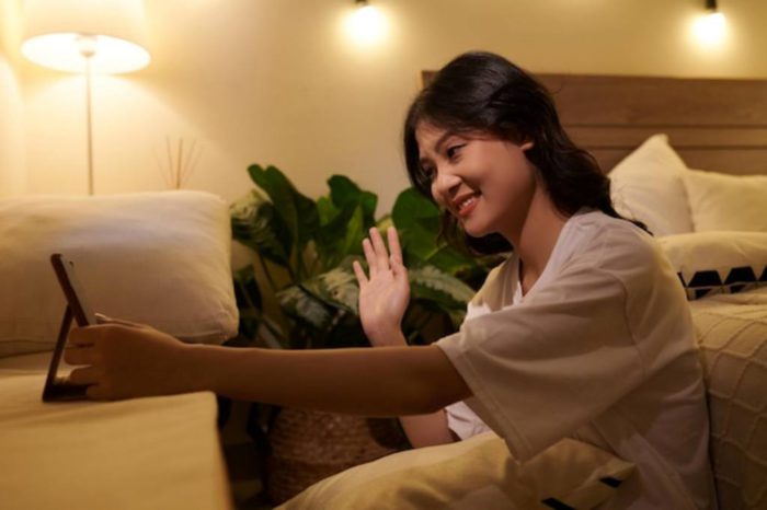 Sisi Positif dan Negatif Sleep Call dengan Pasangan - DokterSehat