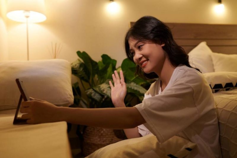 Sisi Positif dan Negatif Sleep Call dengan Pasangan - DokterSehat