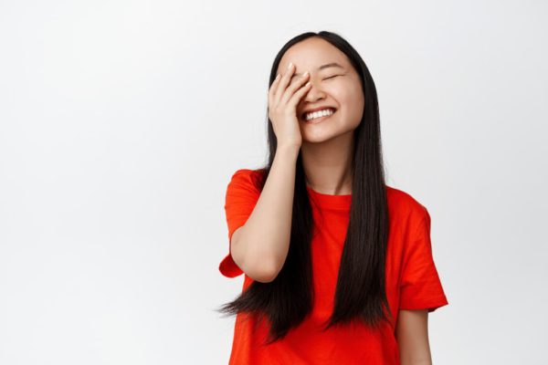 Nervous Laughter (Tawa Gugup): Penyebab, Gejala, & Cara Mengatasi